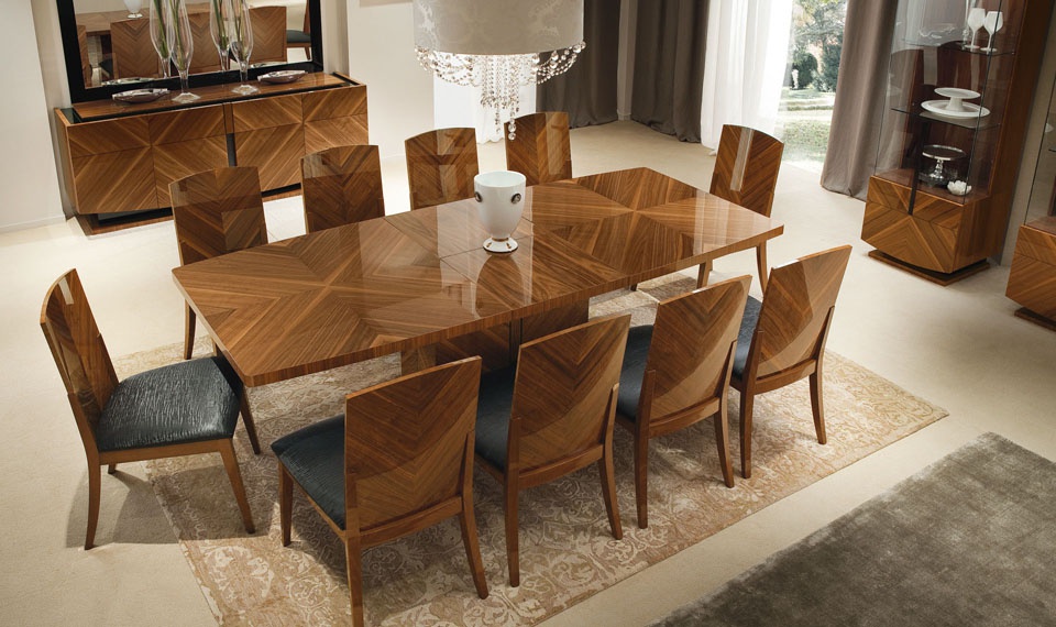 Set for the dining room with a bright pattern from natural wood fibres ...